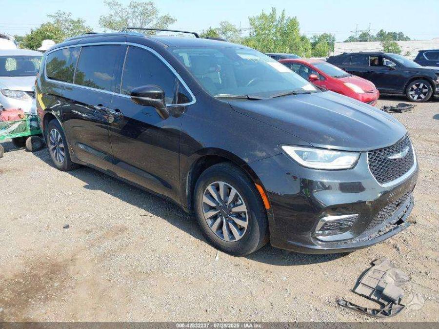 Black Chrysler Pacifica 2021 in Panevezys, with an engine capacity of 3.60 L and mileage of 217 thousand km for 13600 €, photo 3 on AUTOMOTO.COM.LV