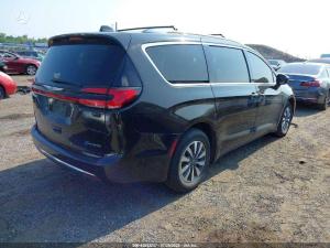 Black Chrysler Pacifica 2021 in Panevezys, with an engine capacity of 3.60 L and mileage of 217 thousand km for 13600 €, photo 4 on AUTOMOTO.COM.LV