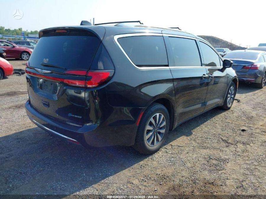 Black Chrysler Pacifica 2021 in Panevezys, with an engine capacity of 3.60 L and mileage of 217 thousand km for 13600 €, photo 4 on AUTOMOTO.COM.LV