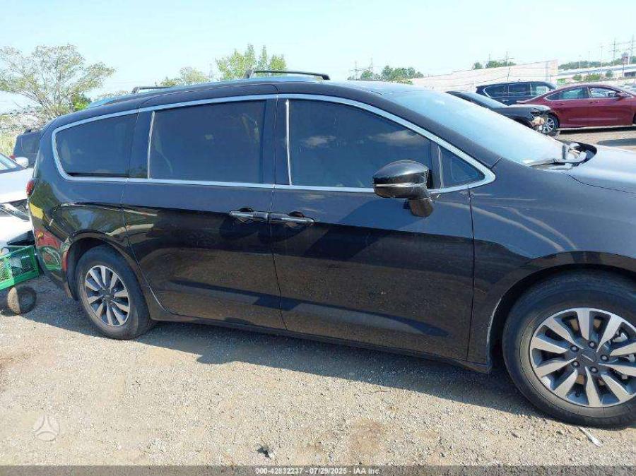 Black Chrysler Pacifica 2021 in Panevezys, with an engine capacity of 3.60 L and mileage of 217 thousand km for 13600 €, photo 8 on AUTOMOTO.COM.LV