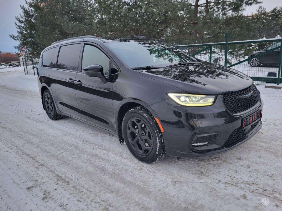 Melns Chrysler Pacifica 2021 Šauļi, ar dzinēja tilpumu 3.61 L un nobraukumu 187 tūkst. km par 21500 €, foto 1 vietnē AUTOMOTO.COM.LV