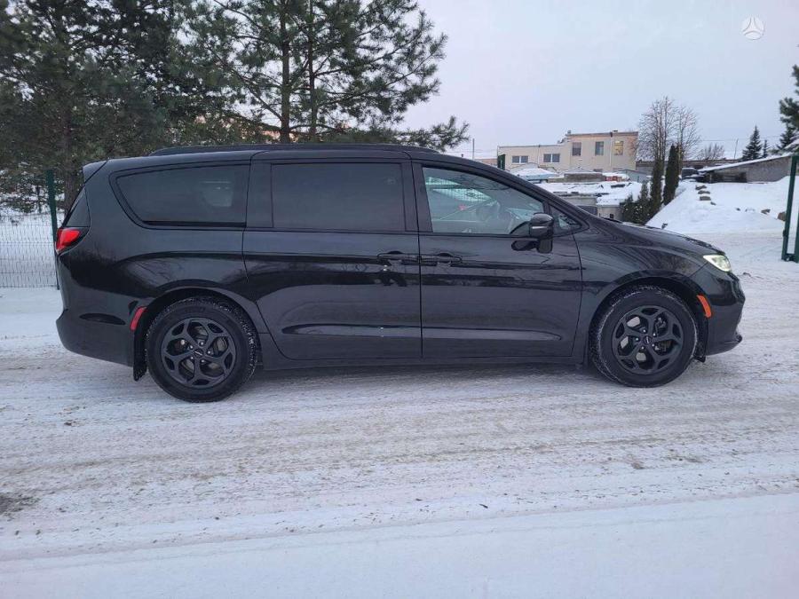 Melns Chrysler Pacifica 2021 Šauļi, ar dzinēja tilpumu 3.61 L un nobraukumu 187 tūkst. km par 21500 €, foto 4 vietnē AUTOMOTO.COM.LV
