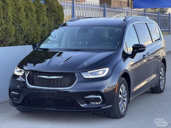 Melns Chrysler Pacifica 2021 Viļņa, ar dzinēja tilpumu 3.60 L un nobraukumu 136 tūkst. km par 31000 €, foto  vietnē AUTOMOTO.COM.LV