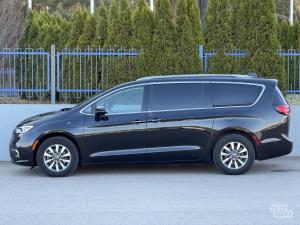 Melns Chrysler Pacifica 2021 Viļņa, ar dzinēja tilpumu 3.60 L un nobraukumu 136 tūkst. km par 31000 €, foto 2 vietnē AUTOMOTO.COM.LV