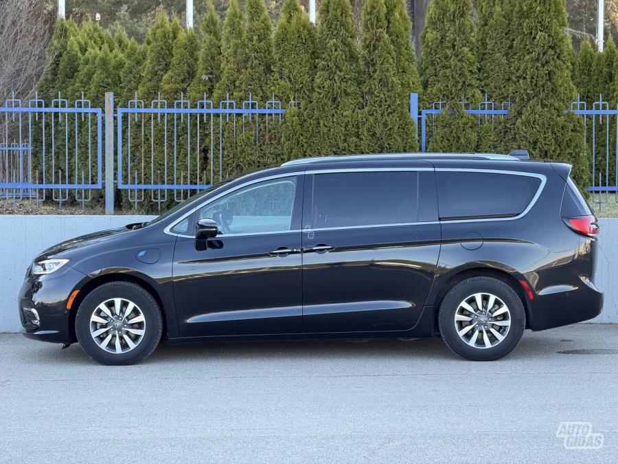 Melns Chrysler Pacifica 2021 Viļņa, ar dzinēja tilpumu 3.60 L un nobraukumu 136 tūkst. km par 31000 €, foto 2 vietnē AUTOMOTO.COM.LV
