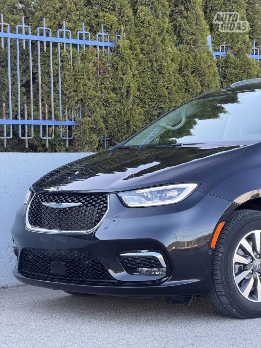 Melns Chrysler Pacifica 2021 Viļņa, ar dzinēja tilpumu 3.60 L un nobraukumu 136 tūkst. km par 31000 €, foto 3 vietnē AUTOMOTO.COM.LV