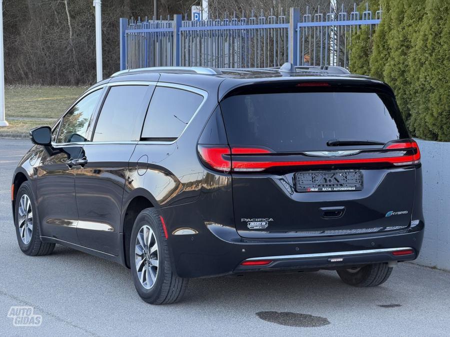 Melns Chrysler Pacifica 2021 Viļņa, ar dzinēja tilpumu 3.60 L un nobraukumu 136 tūkst. km par 31000 €, foto 4 vietnē AUTOMOTO.COM.LV