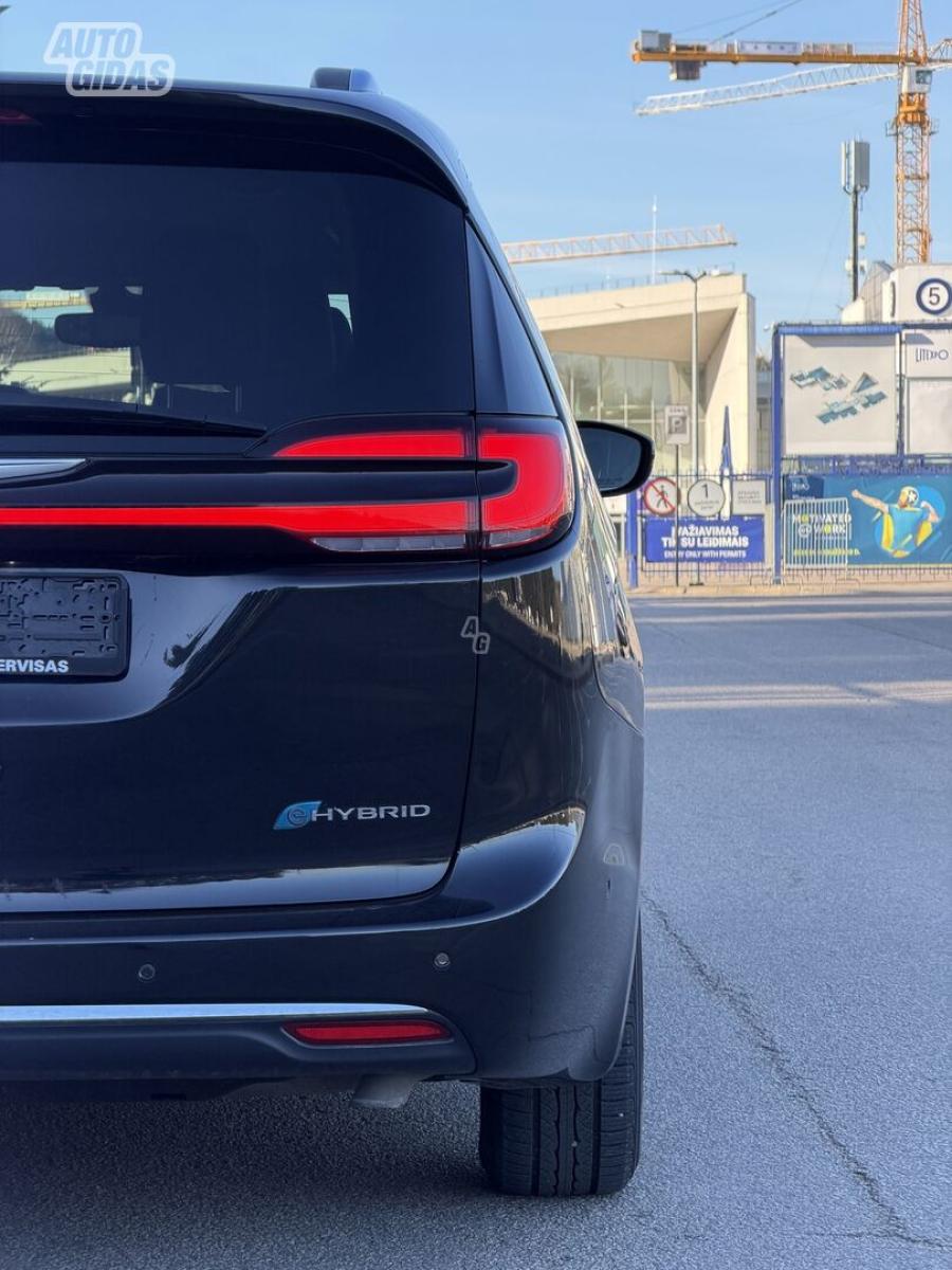Melns Chrysler Pacifica 2021 Viļņa, ar dzinēja tilpumu 3.60 L un nobraukumu 136 tūkst. km par 31000 €, foto 7 vietnē AUTOMOTO.COM.LV
