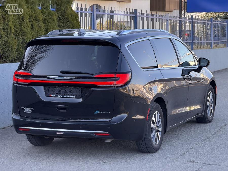Melns Chrysler Pacifica 2021 Viļņa, ar dzinēja tilpumu 3.60 L un nobraukumu 136 tūkst. km par 31000 €, foto 8 vietnē AUTOMOTO.COM.LV