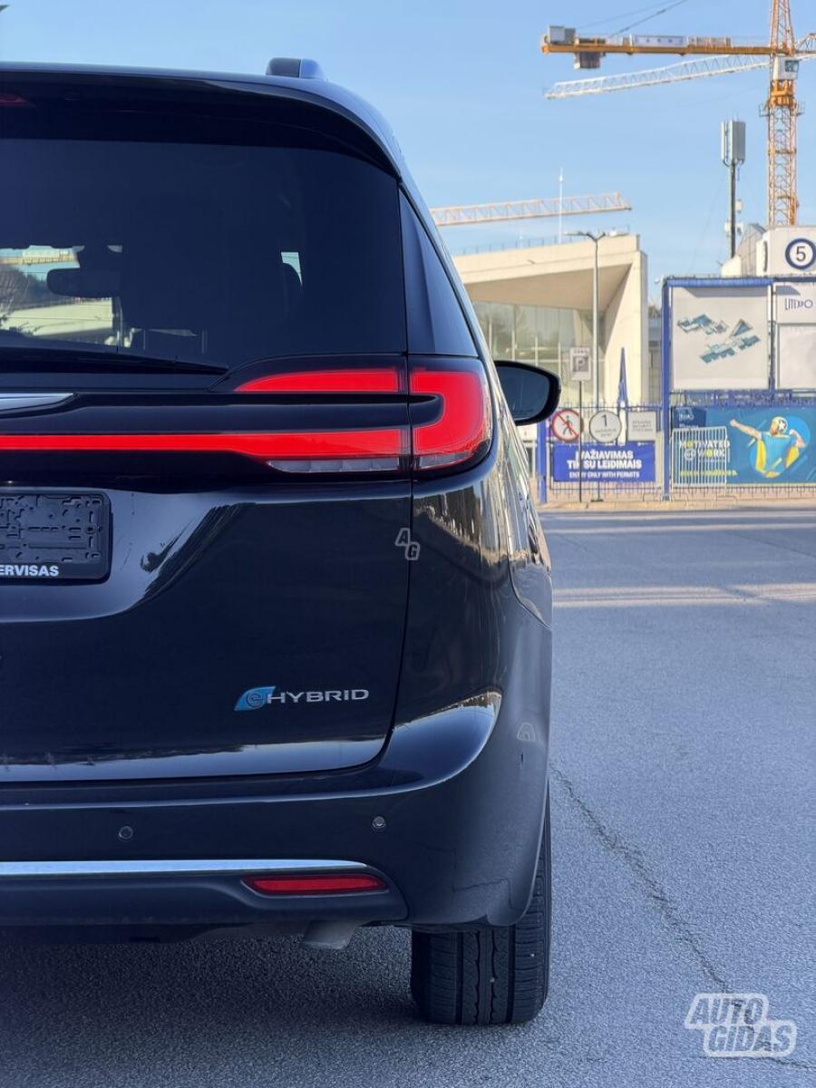 Melns Chrysler Pacifica 2021 Viļņa, ar dzinēja tilpumu 3.60 L un nobraukumu 136 tūkst. km par 27000 €, foto 8 vietnē AUTOMOTO.COM.LV