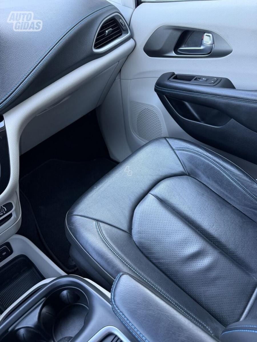 Melns Chrysler Pacifica 2021 Viļņa, ar dzinēja tilpumu 3.60 L un nobraukumu 136 tūkst. km par 27000 €, foto 27 vietnē AUTOMOTO.COM.LV