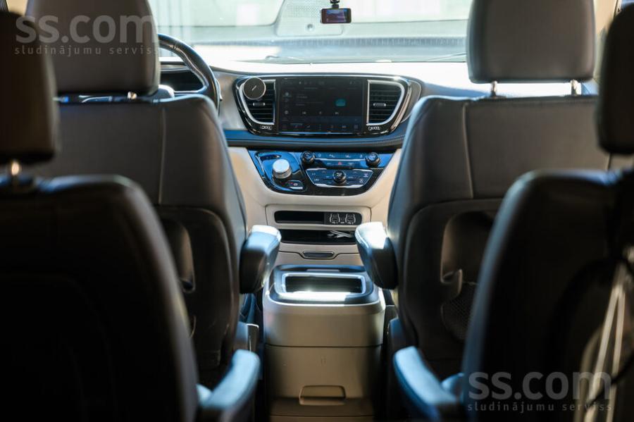 Black Chrysler Pacifica 2021 in Liepaja, with an engine capacity of 3.60 L and mileage of 51 thousand km for 31900 €, photo 7 on AUTOMOTO.COM.LV