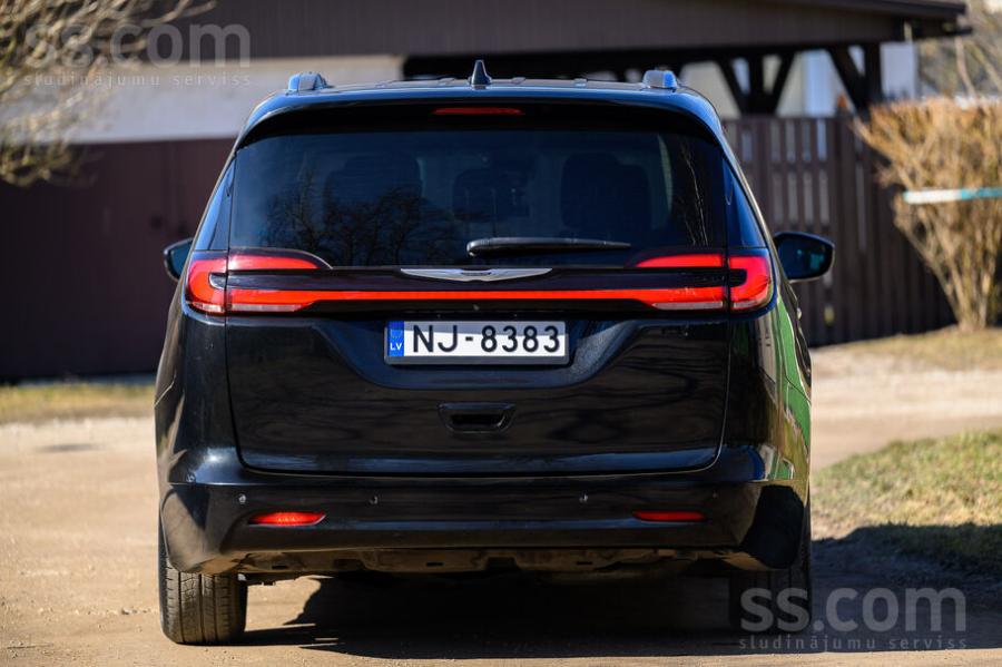 Black Chrysler Pacifica 2021 in Liepaja, with an engine capacity of 3.60 L and mileage of 51 thousand km for 31900 €, photo 16 on AUTOMOTO.COM.LV