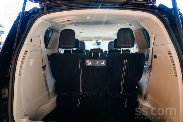 Black Chrysler Pacifica 2021 in Liepaja, with an engine capacity of 3.60 L and mileage of 50 thousand km for 34900 €, photo 8 on AUTOMOTO.COM.LV