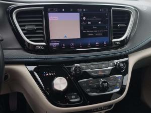 Black Chrysler Pacifica 2021 in Vilnius, with an engine capacity of 3.60 L and mileage of 136 thousand km for 28999 €, photo 19 on AUTOMOTO.COM.LV