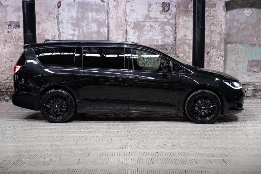 Melns Chrysler Pacifica 2021 Kauņa, ar dzinēja tilpumu 3.60 L un nobraukumu 68 tūkst. km par 24700 €, foto 4 vietnē AUTOMOTO.COM.LV