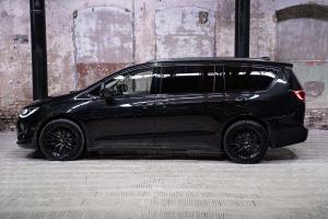 Melns Chrysler Pacifica 2021 Kauņa, ar dzinēja tilpumu 3.60 L un nobraukumu 68 tūkst. km par 24700 €, foto 8 vietnē AUTOMOTO.COM.LV