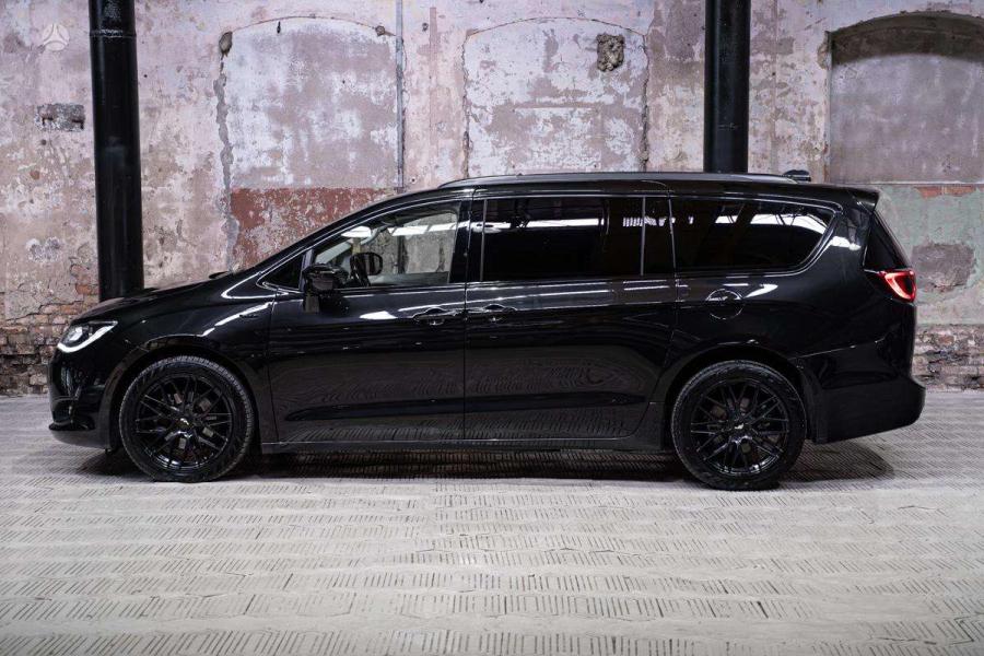 Melns Chrysler Pacifica 2021 Kauņa, ar dzinēja tilpumu 3.60 L un nobraukumu 68 tūkst. km par 24700 €, foto 8 vietnē AUTOMOTO.COM.LV