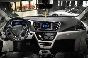 Melns Chrysler Pacifica 2021 Kauņa, ar dzinēja tilpumu 3.60 L un nobraukumu 68 tūkst. km par 24700 €, foto 10 vietnē AUTOMOTO.COM.LV