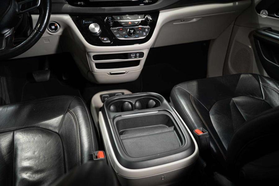 Melns Chrysler Pacifica 2021 Kauņa, ar dzinēja tilpumu 3.60 L un nobraukumu 68 tūkst. km par 24700 €, foto 13 vietnē AUTOMOTO.COM.LV