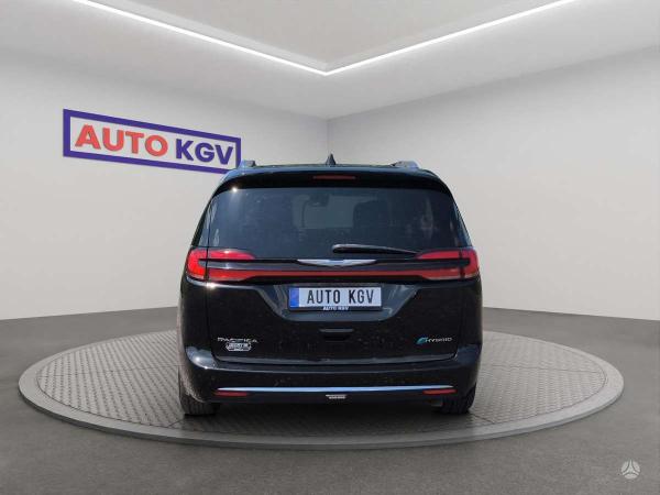 Black Chrysler Pacifica 2021 in Vilnius, with an engine capacity of 3.60 L and mileage of 136 thousand km for 28999 €, photo 4 on AUTOMOTO.COM.LV