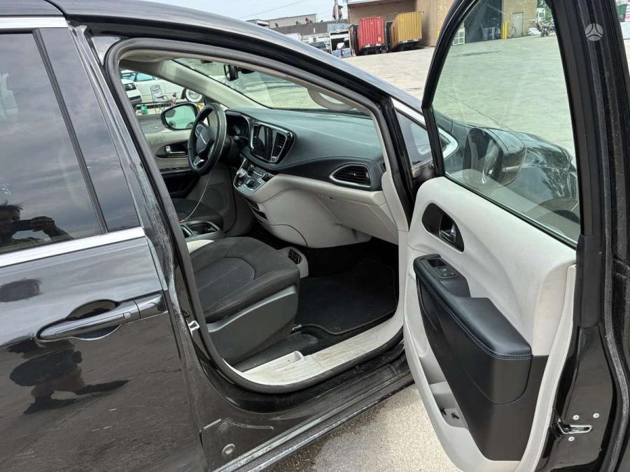 Melns Chrysler Pacifica 2021 Viļņa, ar dzinēja tilpumu 3.61 L un nobraukumu 246 tūkst. km par 12200 €, foto 15 vietnē AUTOMOTO.COM.LV