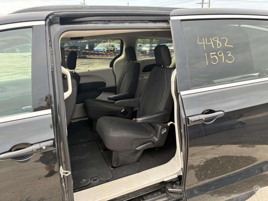 Melns Chrysler Pacifica 2021 Viļņa, ar dzinēja tilpumu 3.61 L un nobraukumu 246 tūkst. km par 12200 €, foto 16 vietnē AUTOMOTO.COM.LV