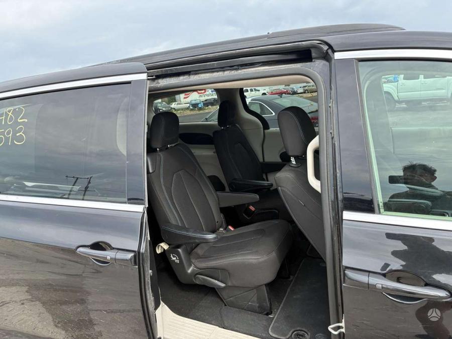 Melns Chrysler Pacifica 2021 Viļņa, ar dzinēja tilpumu 3.61 L un nobraukumu 246 tūkst. km par 12200 €, foto 19 vietnē AUTOMOTO.COM.LV