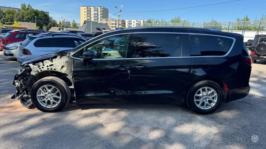 Melns Chrysler Pacifica 2021 Ukmergė, ar dzinēja tilpumu 3.61 L un nobraukumu 226 tūkst. km par 10990 €, foto 7 vietnē AUTOMOTO.COM.LV