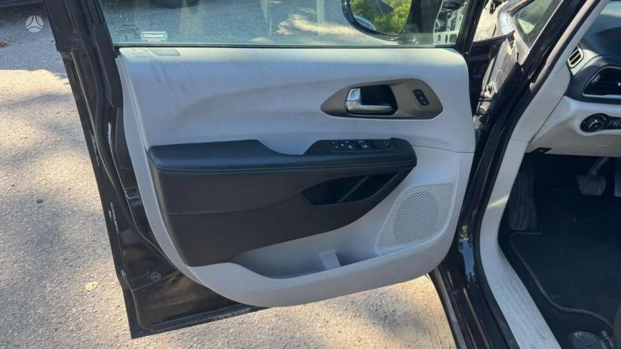 Melns Chrysler Pacifica 2021 Ukmergė, ar dzinēja tilpumu 3.61 L un nobraukumu 226 tūkst. km par 10990 €, foto 17 vietnē AUTOMOTO.COM.LV