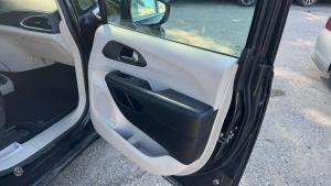 Melns Chrysler Pacifica 2021 Ukmergė, ar dzinēja tilpumu 3.61 L un nobraukumu 226 tūkst. km par 10990 €, foto 23 vietnē AUTOMOTO.COM.LV