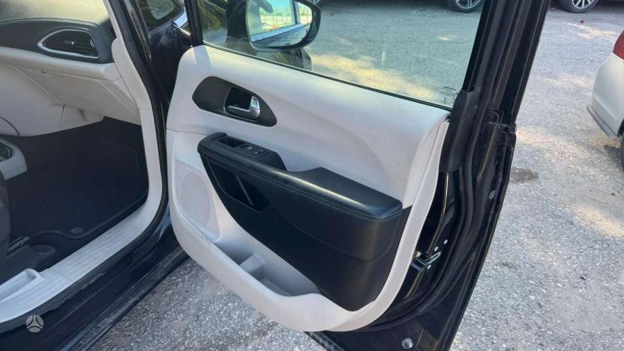 Melns Chrysler Pacifica 2021 Ukmergė, ar dzinēja tilpumu 3.61 L un nobraukumu 226 tūkst. km par 10990 €, foto 23 vietnē AUTOMOTO.COM.LV