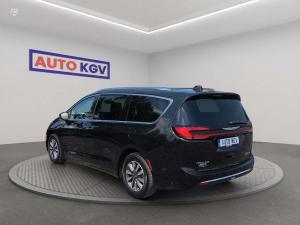 Black Chrysler Pacifica 2021 in Vilnius, with an engine capacity of 3.60 L and mileage of 136 thousand km for 27999 €, photo 4 on AUTOMOTO.COM.LV