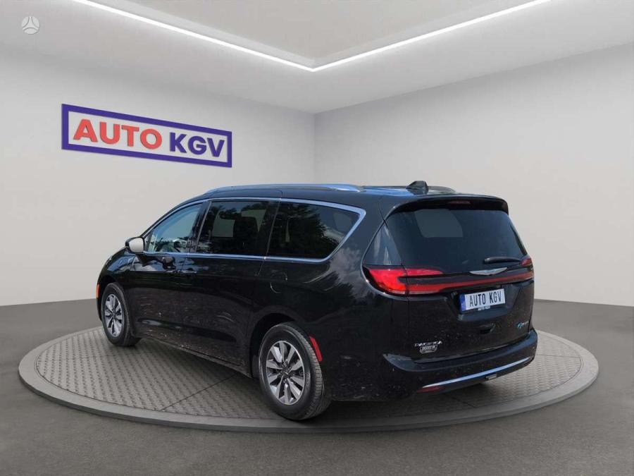 Black Chrysler Pacifica 2021 in Vilnius, with an engine capacity of 3.60 L and mileage of 136 thousand km for 27999 €, photo 4 on AUTOMOTO.COM.LV