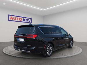 Black Chrysler Pacifica 2021 in Vilnius, with an engine capacity of 3.60 L and mileage of 136 thousand km for 27999 €, photo 6 on AUTOMOTO.COM.LV
