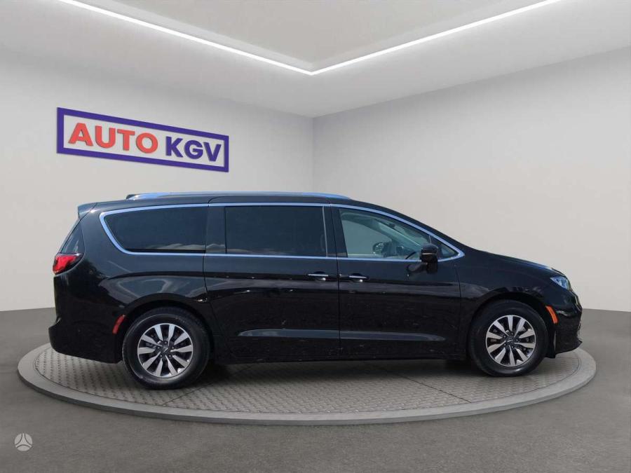 Black Chrysler Pacifica 2021 in Vilnius, with an engine capacity of 3.60 L and mileage of 136 thousand km for 27999 €, photo 7 on AUTOMOTO.COM.LV