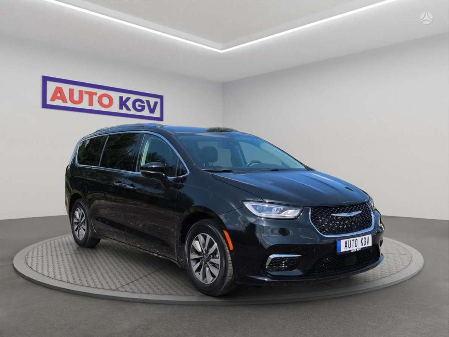 Black Chrysler Pacifica 2021 in Vilnius, with an engine capacity of 3.60 L and mileage of 136 thousand km for 27999 €, photo 8 on AUTOMOTO.COM.LV