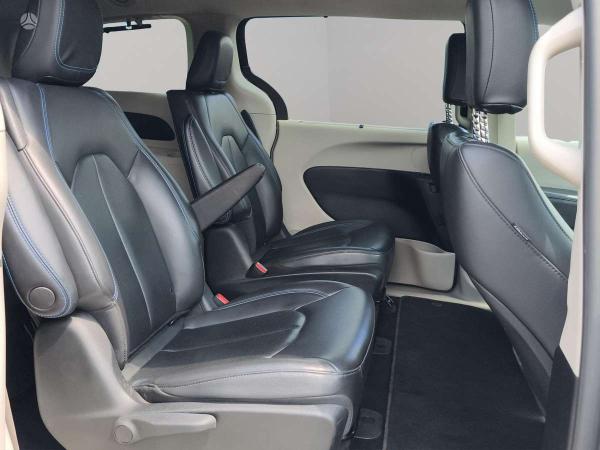 Black Chrysler Pacifica 2021 in Vilnius, with an engine capacity of 3.60 L and mileage of 136 thousand km for 27999 €, photo 9 on AUTOMOTO.COM.LV