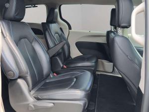 Black Chrysler Pacifica 2021 in Vilnius, with an engine capacity of 3.60 L and mileage of 136 thousand km for 27999 €, photo 10 on AUTOMOTO.COM.LV