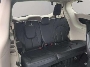 Black Chrysler Pacifica 2021 in Vilnius, with an engine capacity of 3.60 L and mileage of 136 thousand km for 27999 €, photo 11 on AUTOMOTO.COM.LV