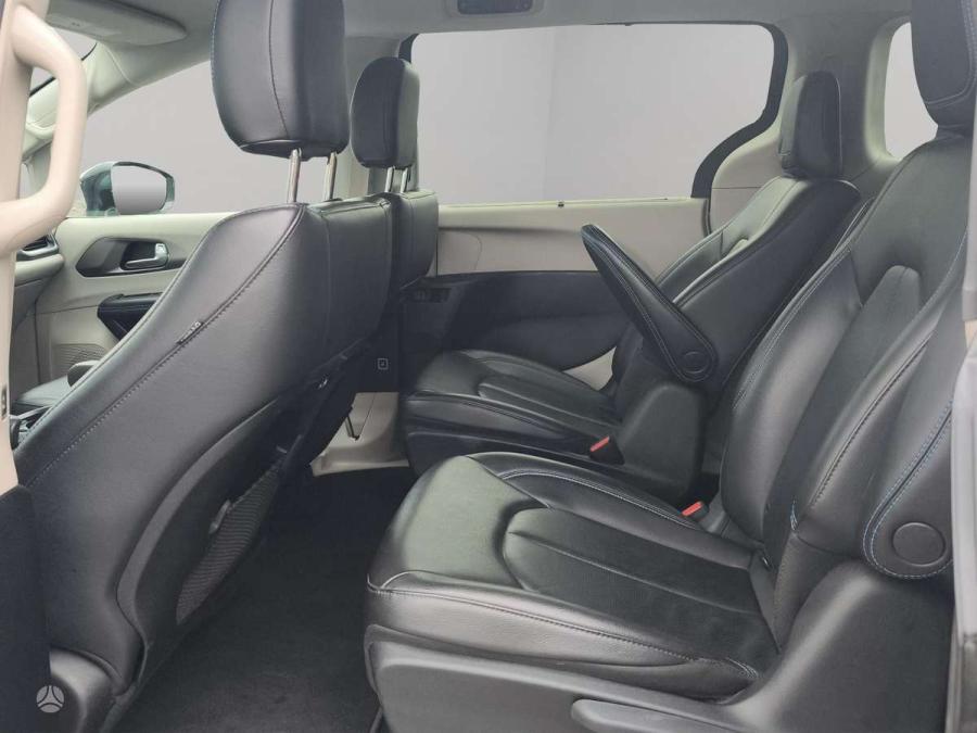 Black Chrysler Pacifica 2021 in Vilnius, with an engine capacity of 3.60 L and mileage of 136 thousand km for 27999 €, photo 14 on AUTOMOTO.COM.LV
