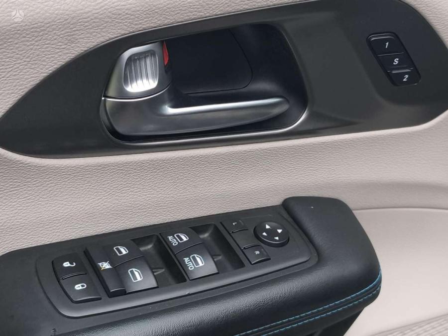Black Chrysler Pacifica 2021 in Vilnius, with an engine capacity of 3.60 L and mileage of 136 thousand km for 27999 €, photo 16 on AUTOMOTO.COM.LV