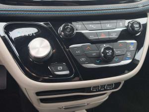 Black Chrysler Pacifica 2021 in Vilnius, with an engine capacity of 3.60 L and mileage of 136 thousand km for 27999 €, photo 18 on AUTOMOTO.COM.LV