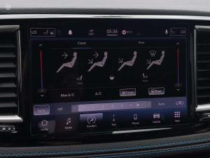 Black Chrysler Pacifica 2021 in Vilnius, with an engine capacity of 3.60 L and mileage of 136 thousand km for 27999 €, photo 20 on AUTOMOTO.COM.LV
