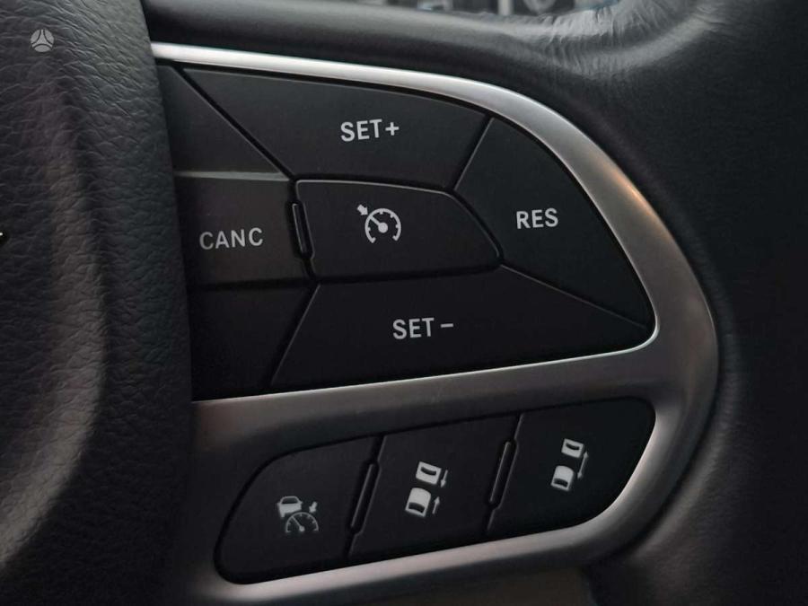 Black Chrysler Pacifica 2021 in Vilnius, with an engine capacity of 3.60 L and mileage of 136 thousand km for 27999 €, photo 21 on AUTOMOTO.COM.LV