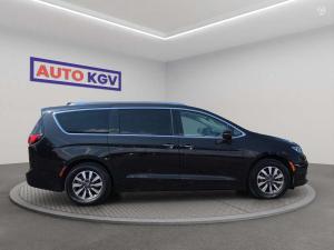 Black Chrysler Pacifica 2021 in Vilnius, with an engine capacity of 3.60 L and mileage of 136 thousand km for 27999 €, photo 12 on AUTOMOTO.COM.LV