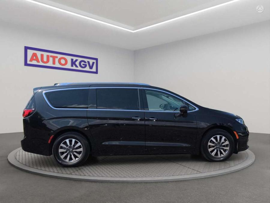 Black Chrysler Pacifica 2021 in Vilnius, with an engine capacity of 3.60 L and mileage of 136 thousand km for 27999 €, photo 13 on AUTOMOTO.COM.LV