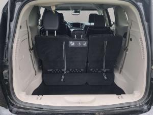 Black Chrysler Pacifica 2021 in Vilnius, with an engine capacity of 3.60 L and mileage of 136 thousand km for 27999 €, photo 22 on AUTOMOTO.COM.LV