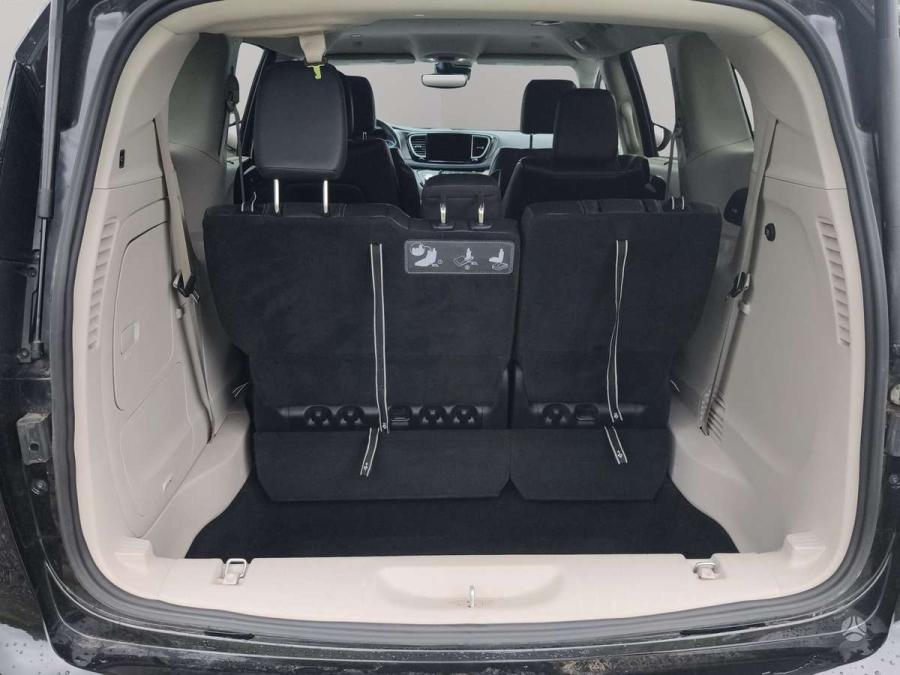 Black Chrysler Pacifica 2021 in Vilnius, with an engine capacity of 3.60 L and mileage of 136 thousand km for 27999 €, photo 22 on AUTOMOTO.COM.LV