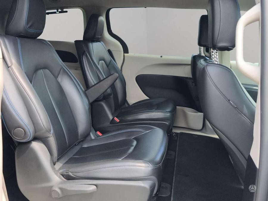 Black Chrysler Pacifica 2021 in Vilnius, with an engine capacity of 3.60 L and mileage of 136 thousand km for 27999 €, photo 19 on AUTOMOTO.COM.LV